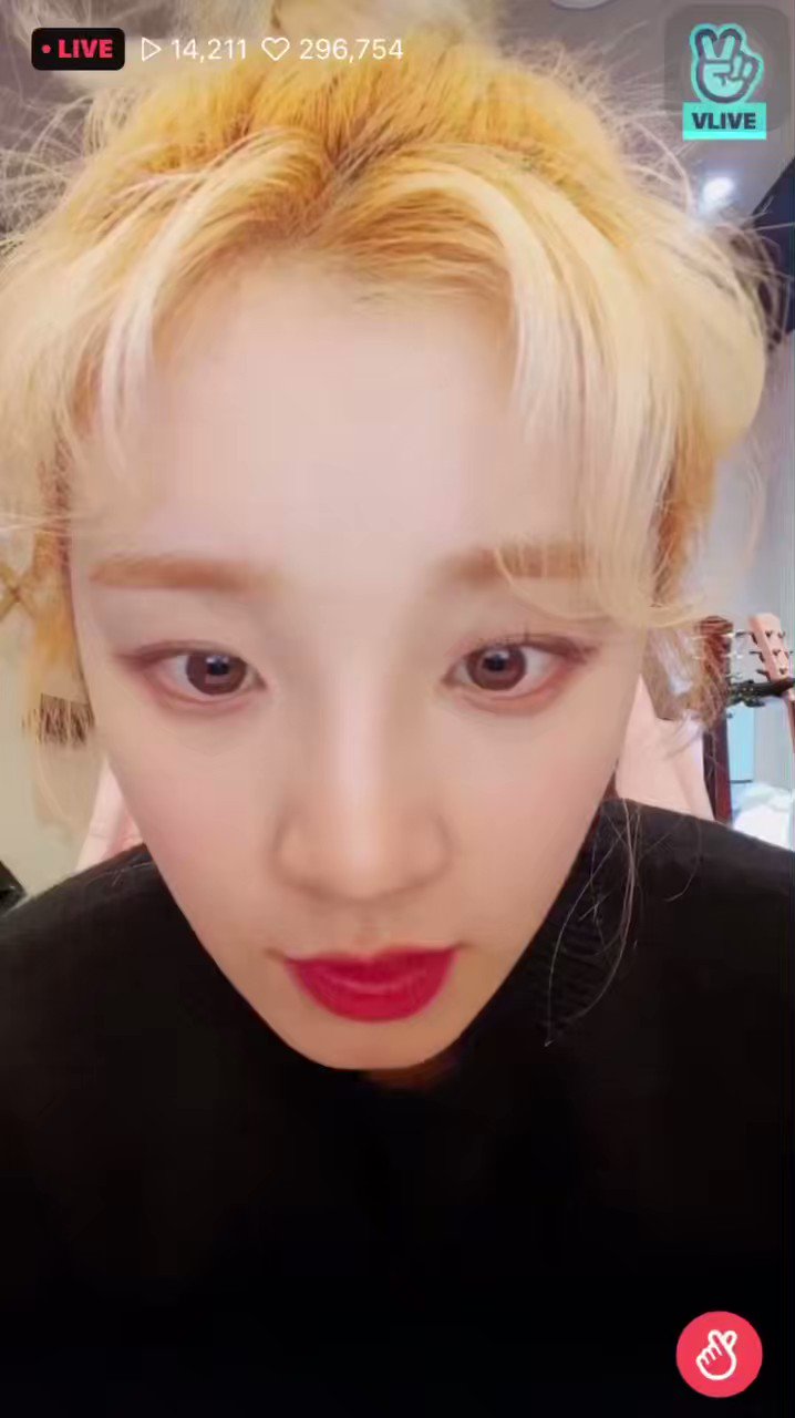 🌻HooHoo🌻 on Twitter: "Song Yuqi VLIVE 221123 Yuqi doing it again represent yall her cover of ...