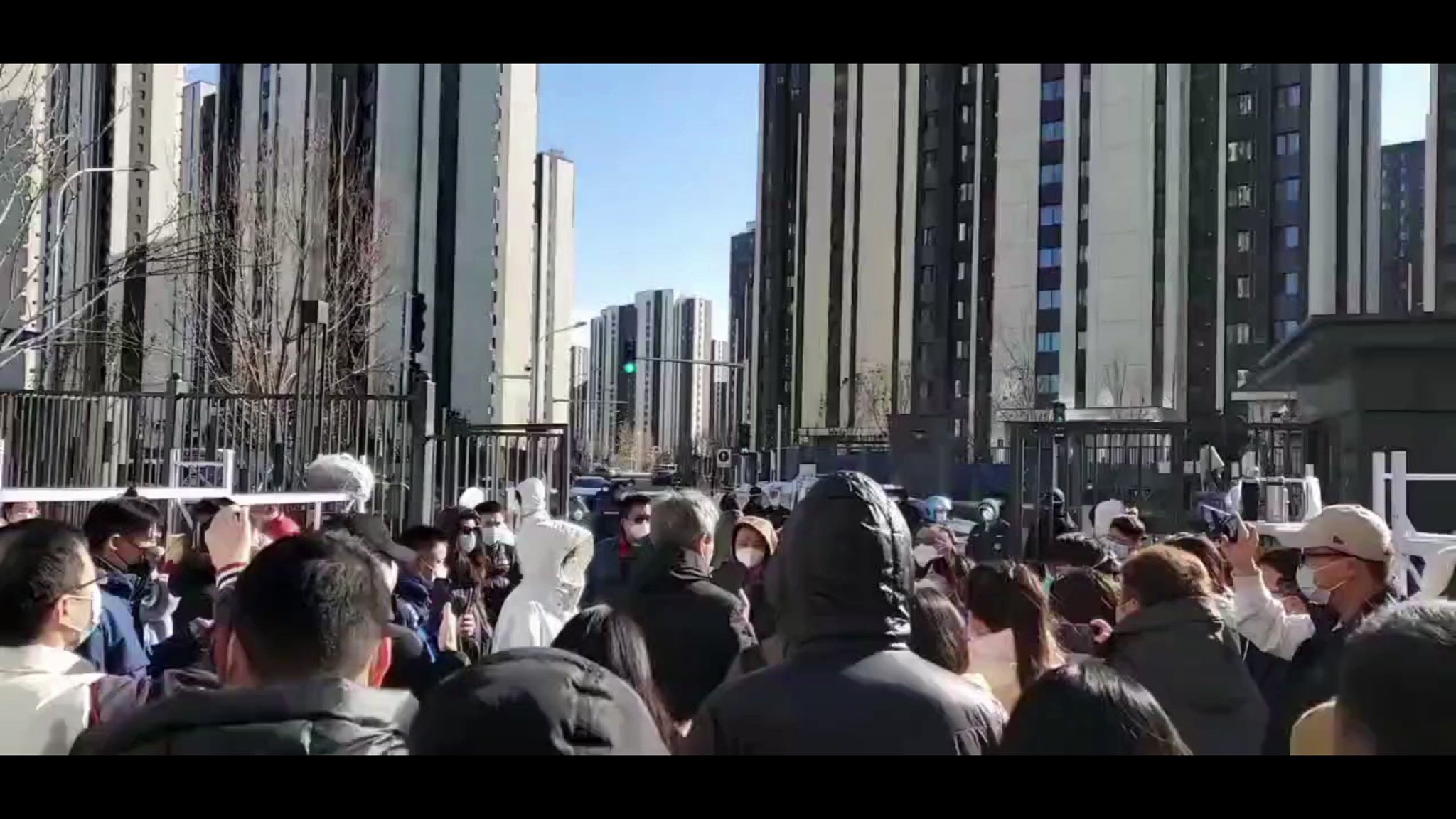 李老师不是你老师 On Twitter 北京孙河 康营四期 今天下午小区居民组织了一次集体维权抗议,目前小区门暂时可以进出。 有没有地方