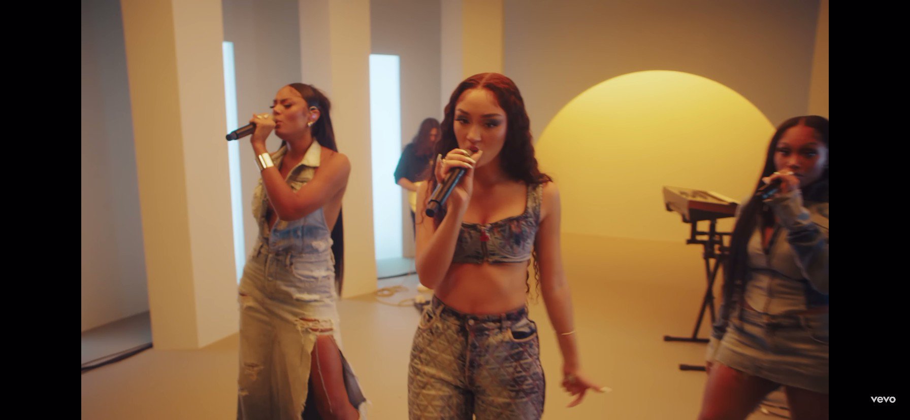 chanelle on Twitter: "the way jorja did that quick switch with the mic to her other hand ...