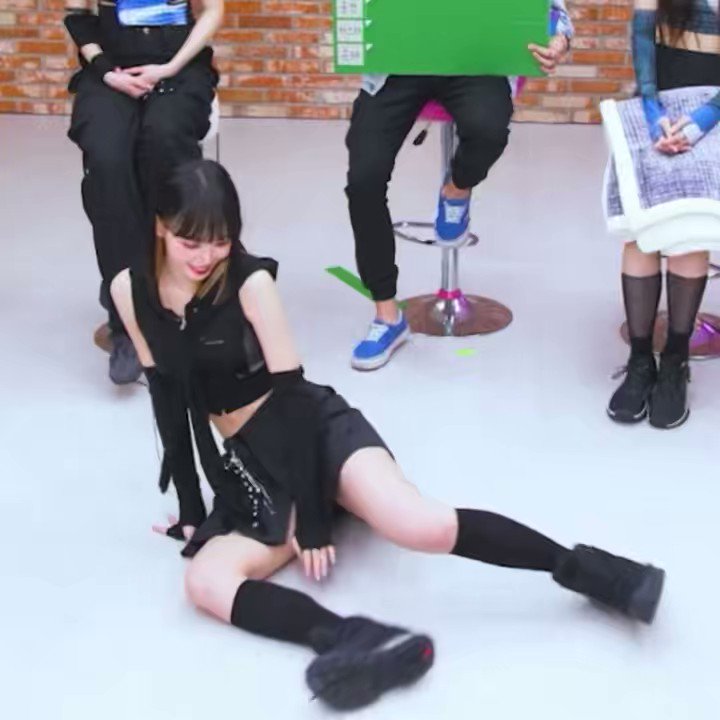 chaewon loops on Twitter: "CHAEWON DOING THE SPLIT https://t.co/Xn7Jrlja16" / Twitter