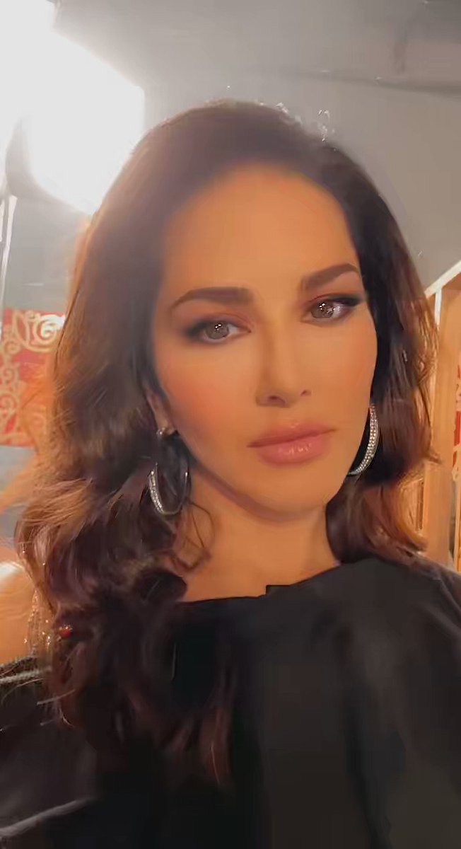 Sunny Leone on Twitter: "On sets!!"