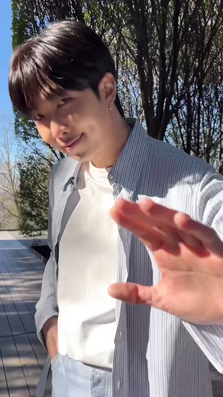 Sari Setiogi Griberg on Twitter: "G-E-N-I-U-S!🤯 @BTS_twt Namjoon sang #RM_No2 in front of ...