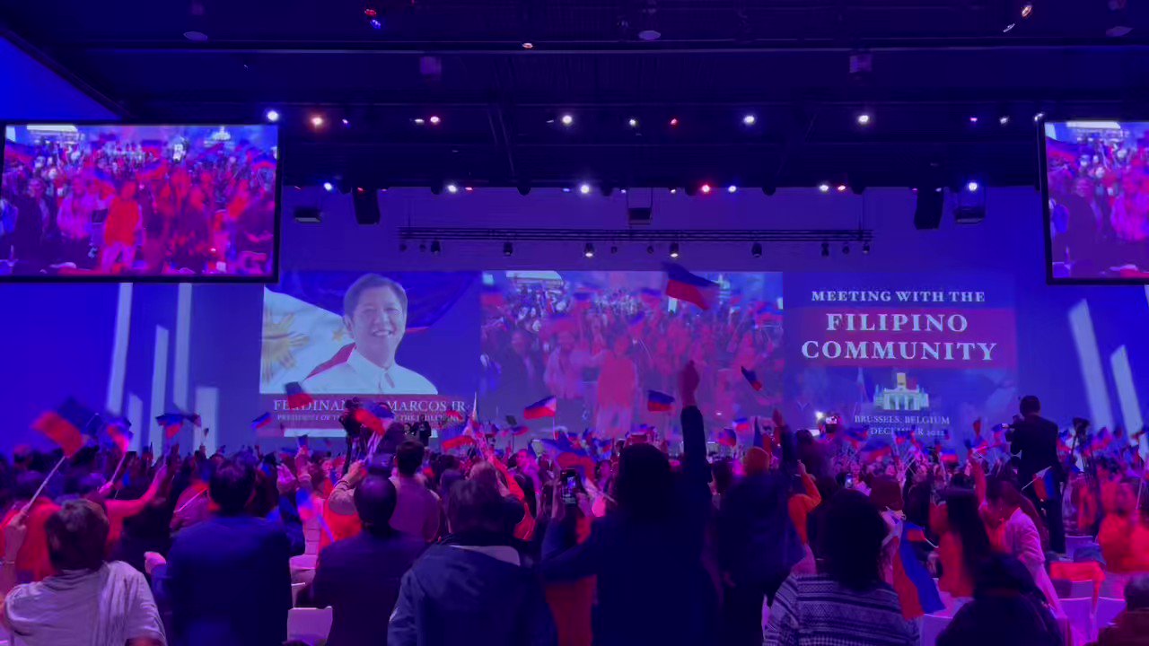 Pia Gutierrez on Twitter: "Members of the Filipino community await the arrival of President ...