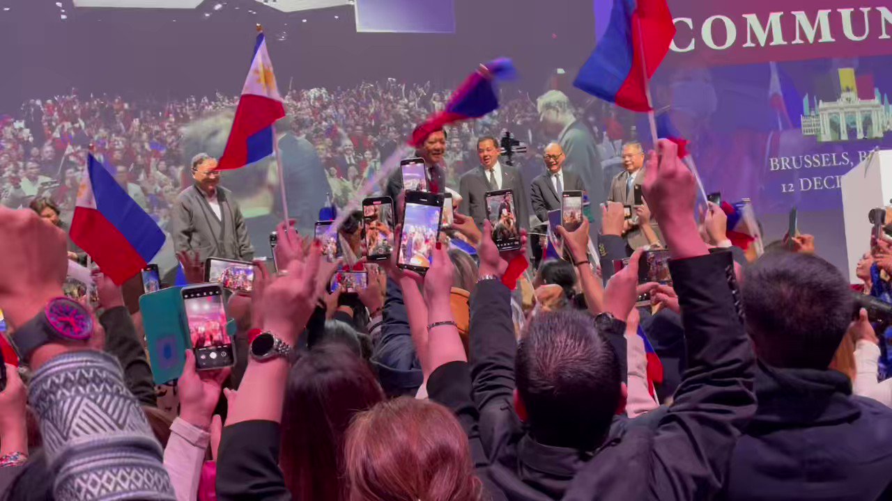 Pia Gutierrez on Twitter: "Members of the Filipino community await the arrival of President ...