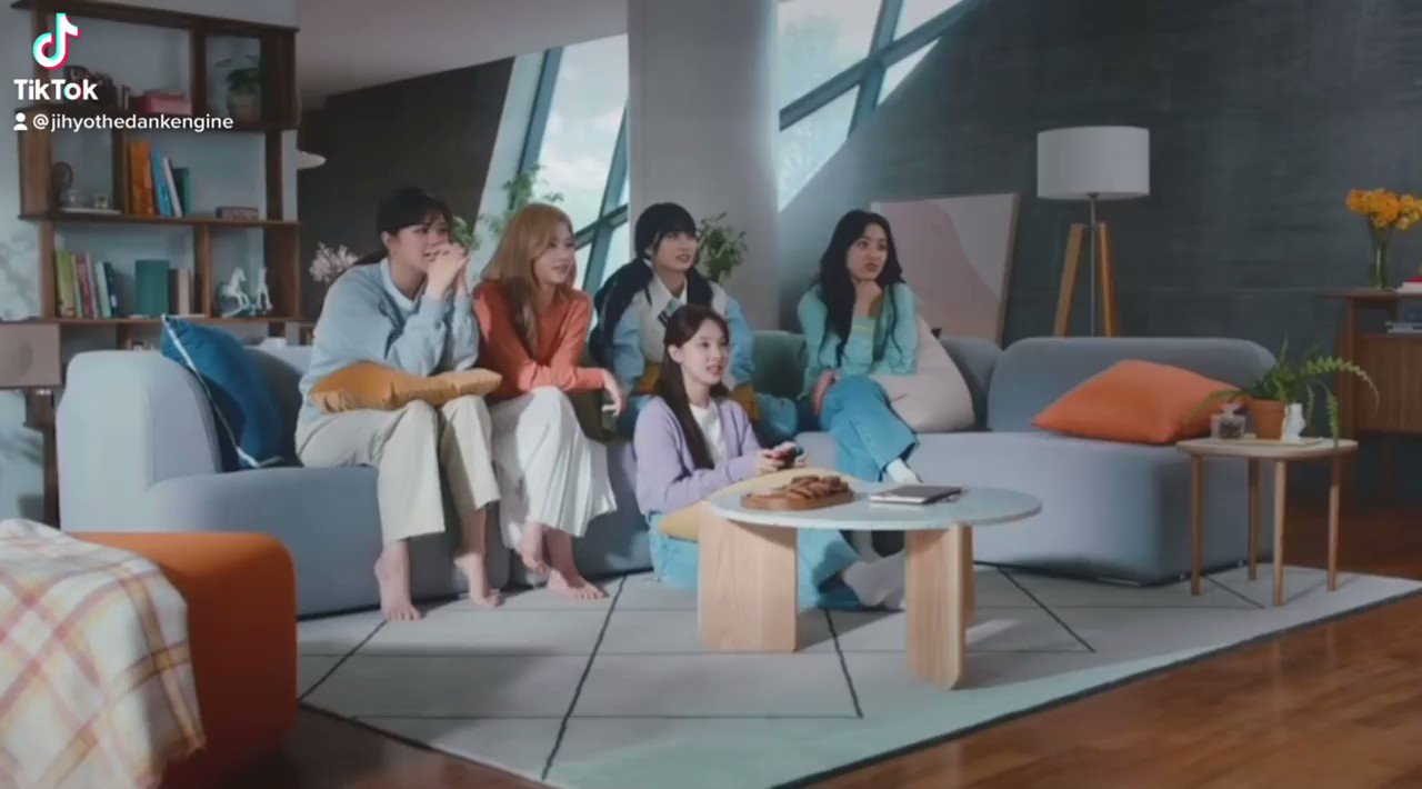 Yogi 🌻 on Twitter: "Twice will never catch a break with these edits LMAO https://t.co/QqpK3vv7VO ...