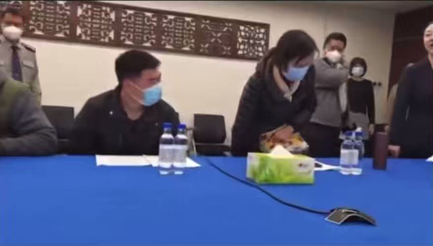 兴业信托公司怼投资人:我已忍你们很久了。兴业信托1年半前发了一款房地产信托产品,如今不能正常兑付,雷了,投资人找上门来讨说法,被这家信托公司发言人怼:我已经忍你们很久了!欠钱的还这么凶?兴业
