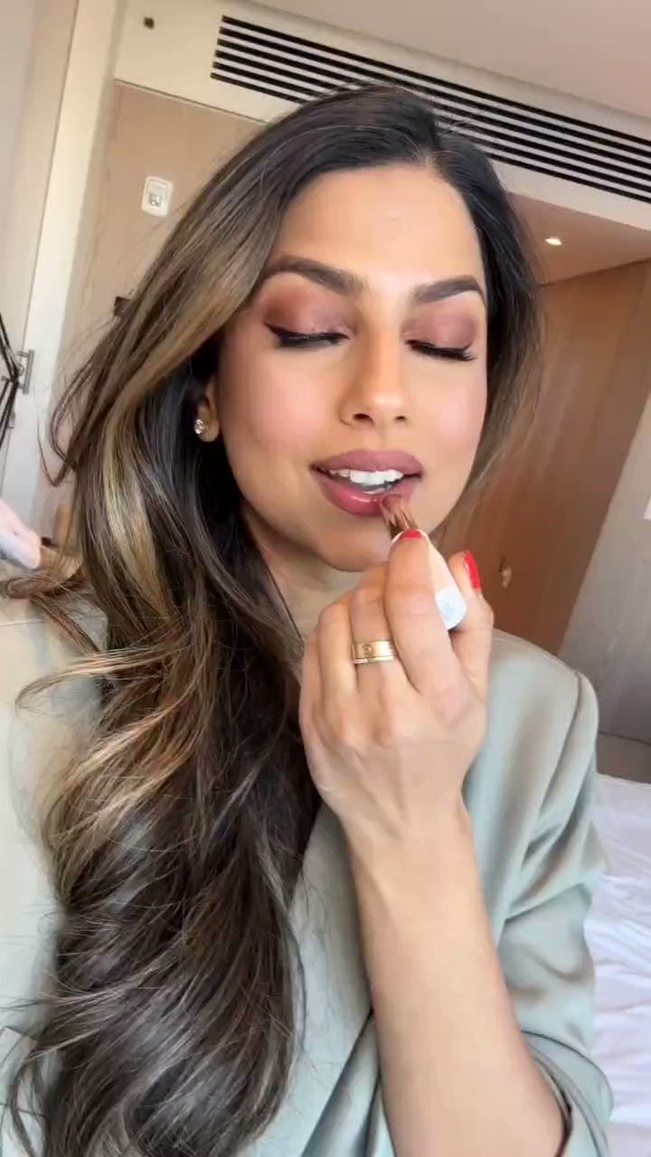 Wasa Miroshnichenko (Fan account) on Twitter: "14 December: new video of Selena with a beauty ...