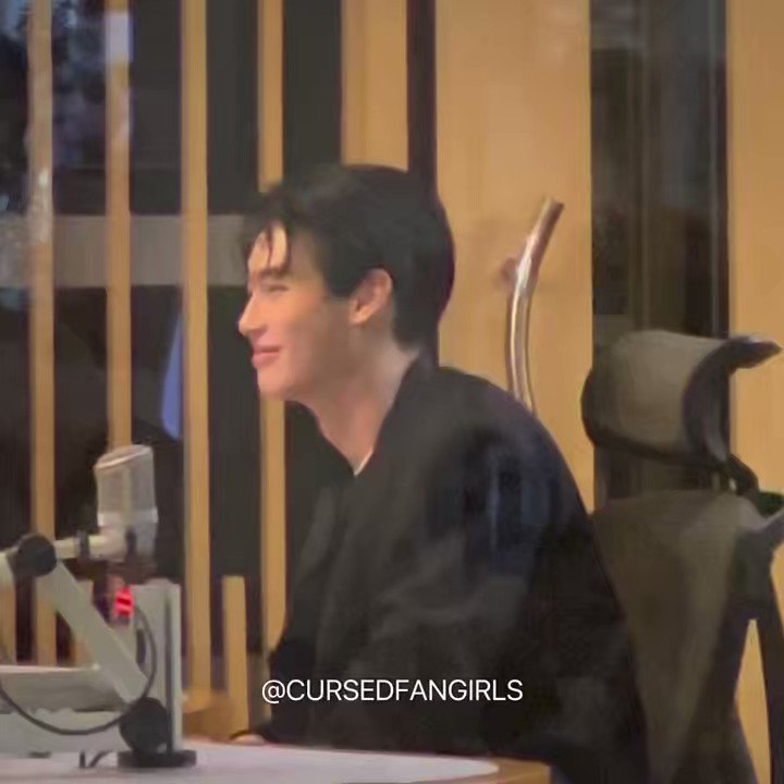 CursedFangirls★彡 on Twitter: "FJZ: ทีมงานของเราบอกเป็นเสียงเดียวกัน เฮ้ย～ ตัวจริงเค้าหล่อมากเลยอ ...