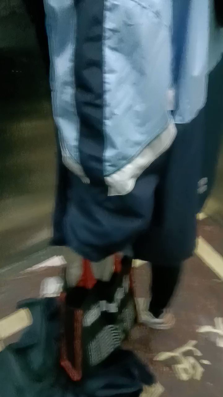 糖 On Twitter 应该是个初中小妹妹,还没有见过精液吧,就让我来做你的启蒙老师🙈鞋子味道不浓,淡淡的香味。用鞋子摩擦这生殖器,想象着你用小舌头口我鸡鸡羞涩都表情,最后射一点点到脚