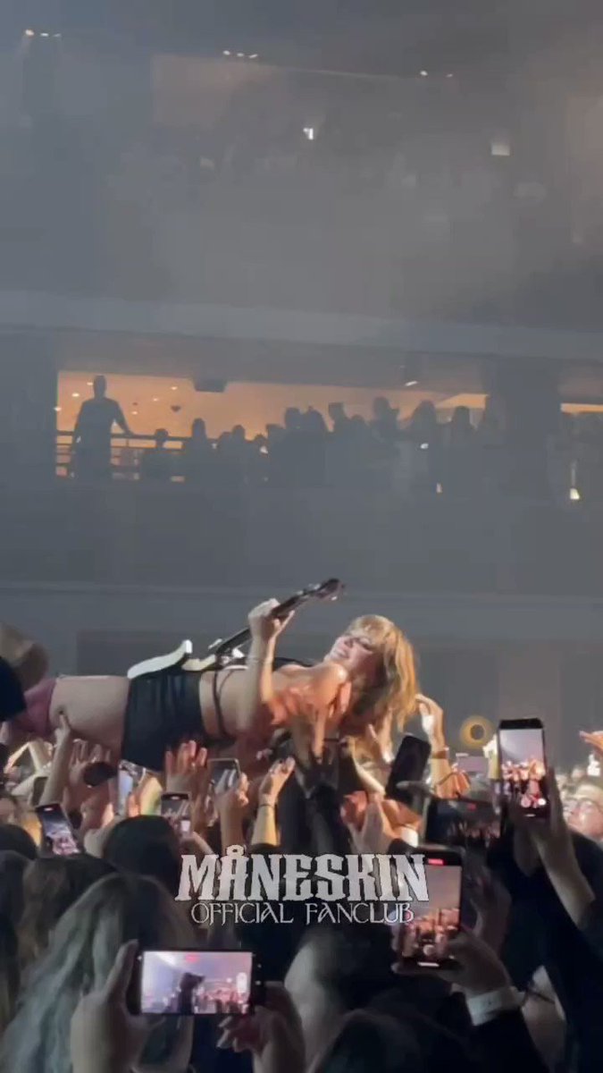 MÅNESKIN OFFICIAL FANCLUB on Twitter: "🎥 | Victoria De Angelis stage diving tonight at the ...