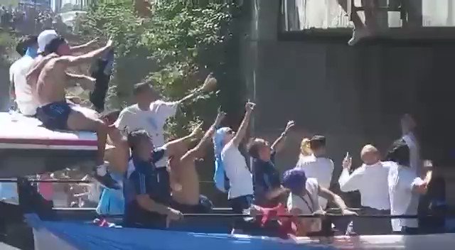 Dos hinchas saltaron de un puente al bus de la selección de Argentina ... Dos hinchas saltaron de un puente al bus de la selección de Argentina ...