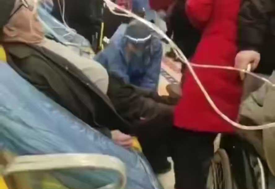 华语财经 On Twitter 从“坚决清零”到“应阳尽阳”,都是斗争思维,而不是服务思维。突然完全放开,强制全民阳性。短时间内指数级的增长。必然结果是大量的资源挤兑和医疗事故。这样亲人