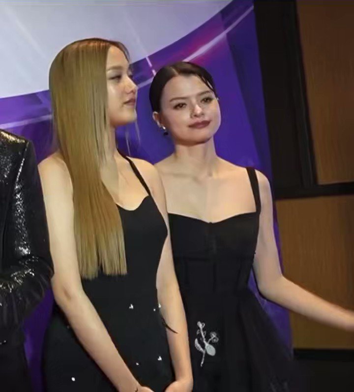 𝚝𝚒𝚗 (𝚏𝚛𝚎𝚎𝚗𝚋𝚎𝚌𝚔𝚢 • ฟรีนเบค) on Twitter: "the way they look at each other gets me every time IDF Y ...