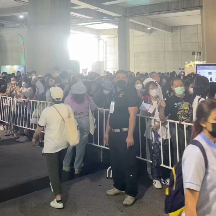 GMMTV on Twitter: "ตอนนี้หน้างาน Side by Side Bright Win Concert กำลังคึกคักเลย ใครไม่มีบัตรก็ ...