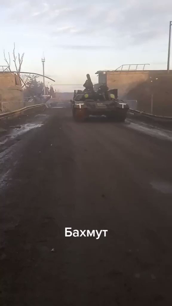 MilitaryLand.net on Twitter: "📽️Ukrainian T-72 tank heading towards the frontline just north of ...