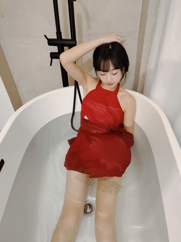 Proud Fox(露出服装设计) on Twitter: "谁注意到她的小动作了😍😘 撩人于无形呀妮子😘🥰 2022年的最后一天 感谢大家一路支持与喜爱(⑉°з°)-♡ 希望大家来年红红火火 ...