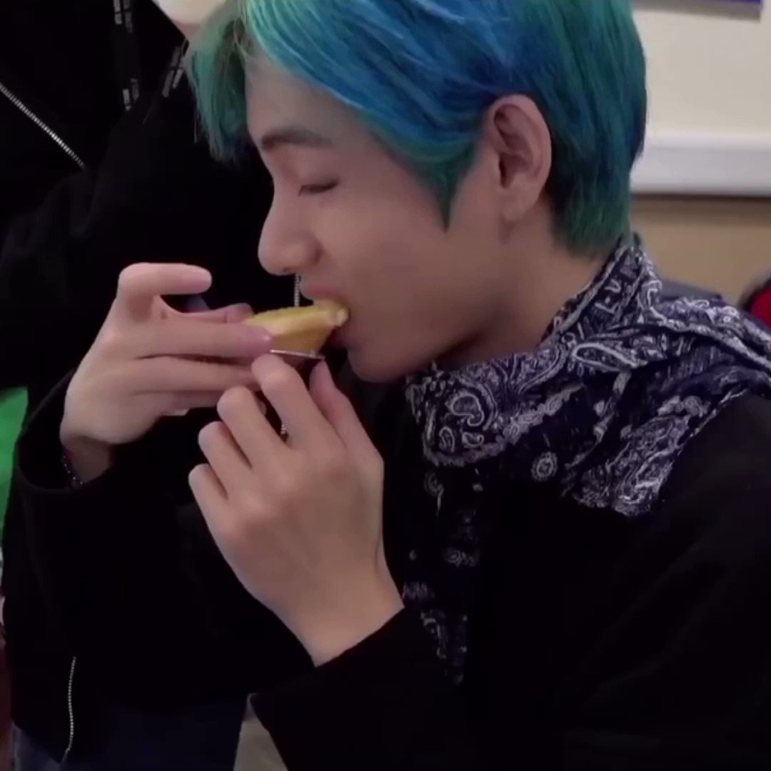 random taehyung things on Twitter: "taehyung eating a cupcake https://t.co/fb8wDq2JNf" / Twitter