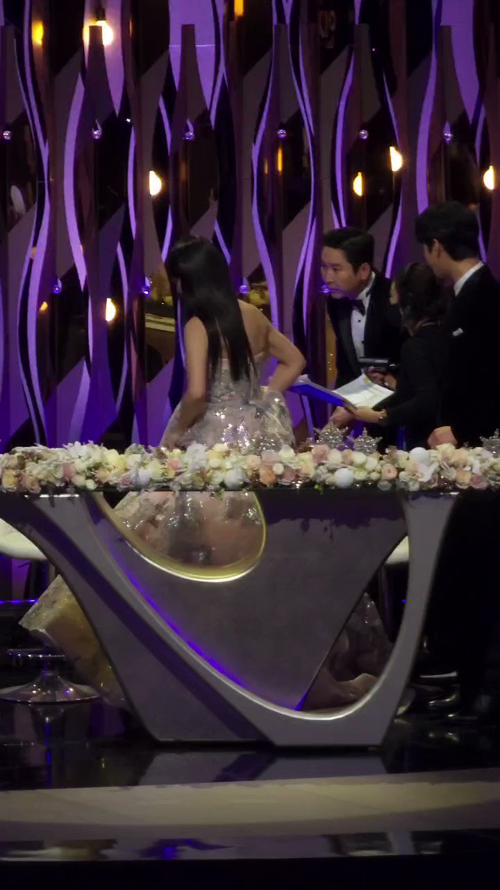 최랏소 on Twitter: "221231 SBS연기대상 하리 챙겨주는 태무1 https://t.co/Vjm49eTblu" / Twitter