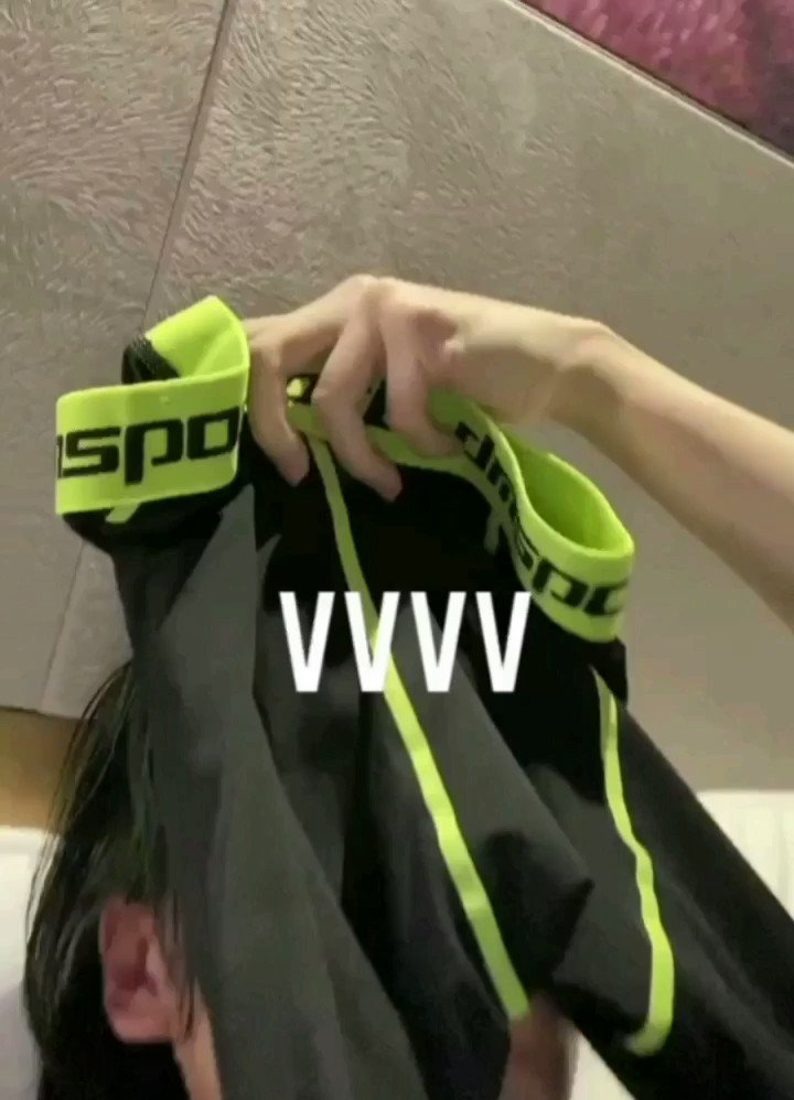 体育学院v哥🏀 On Twitter Rt Vvvv580 卧槽😛,哥运动完高弹紧身裤被艺术生弟玩的太爽了⭕️,裆部荷尔蒙爆棚,紧身裤挂空挡穿更适合,艹屋里都是裆的味道🍆,边玩边被🗣
