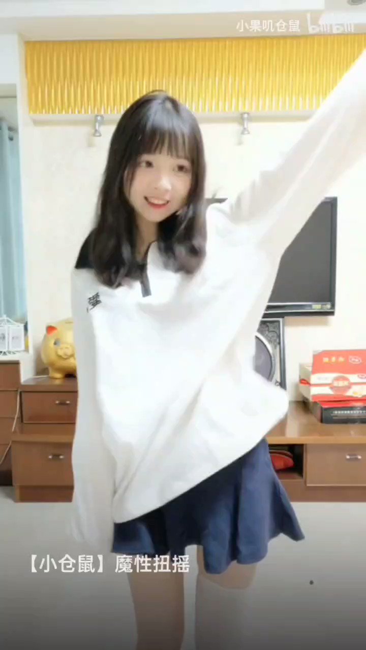 薛定谔的戒射 On Twitter 对着仓鼠的勒肉白丝勃起。 跟着小萝莉臀部晃动的节奏撸管,萝莉的臀部每转向一次,鸡巴就上下撸动一次,观看这个视频10次,不许射精!寸止后评论领取射精任务