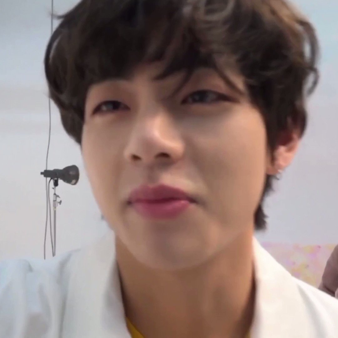 random taehyung things on Twitter: "taehyung saying his name ☹️💗 https://t.co/Srf317nIi6" / Twitter