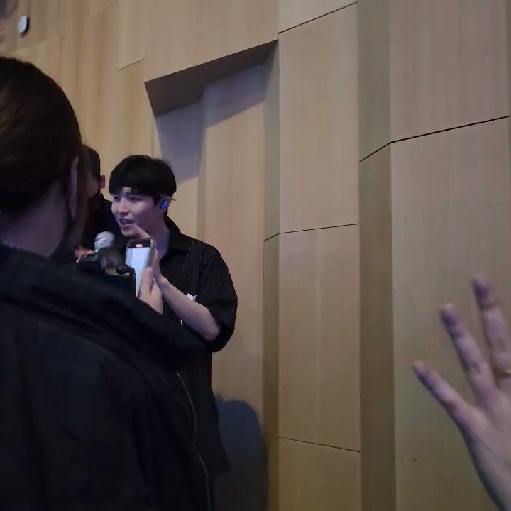 kjh on Twitter: "또각또각!!! 😍 #김재환 #kimjaehwan"