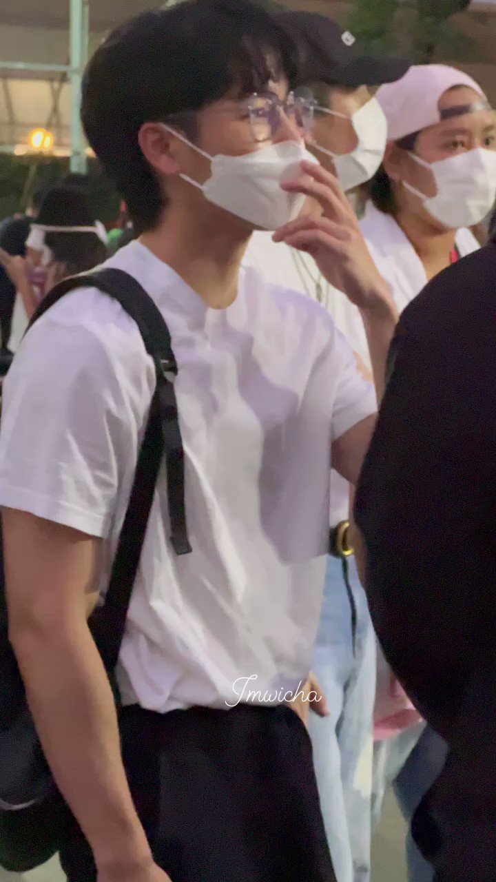 lynlyn on Twitter: "Ketemu si war di pintu masuk😭😭 @warwanarat #BORNPINKinBKK #BORNPINKinBANGKOK ...