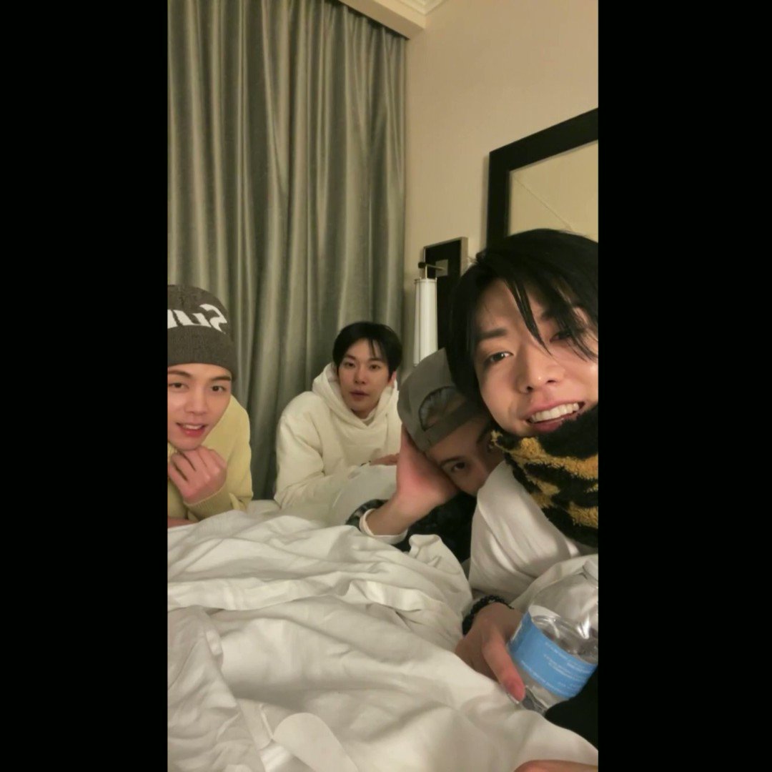 yumark pics on Twitter: "🍉 yuta hyung what did you eat today 🍒 sandwich 🍉 and? 🍒 and *hand kiss ...