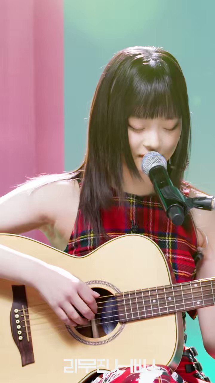 NewJeans Loops 🐇 on Twitter: "Hanni singing Through the Night by IU #밤편지 #아이유 #하니 #뉴진스 #NewJeans ...