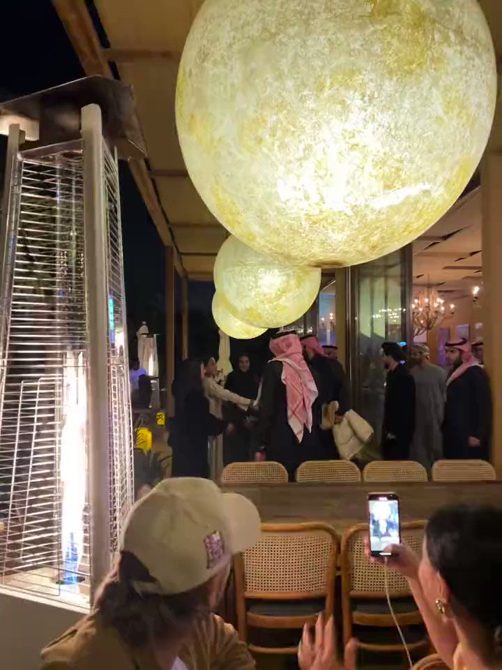 أدريان Adrian On Twitter ظهر الأمير محمد بن سلمان في مطعم Somewhere