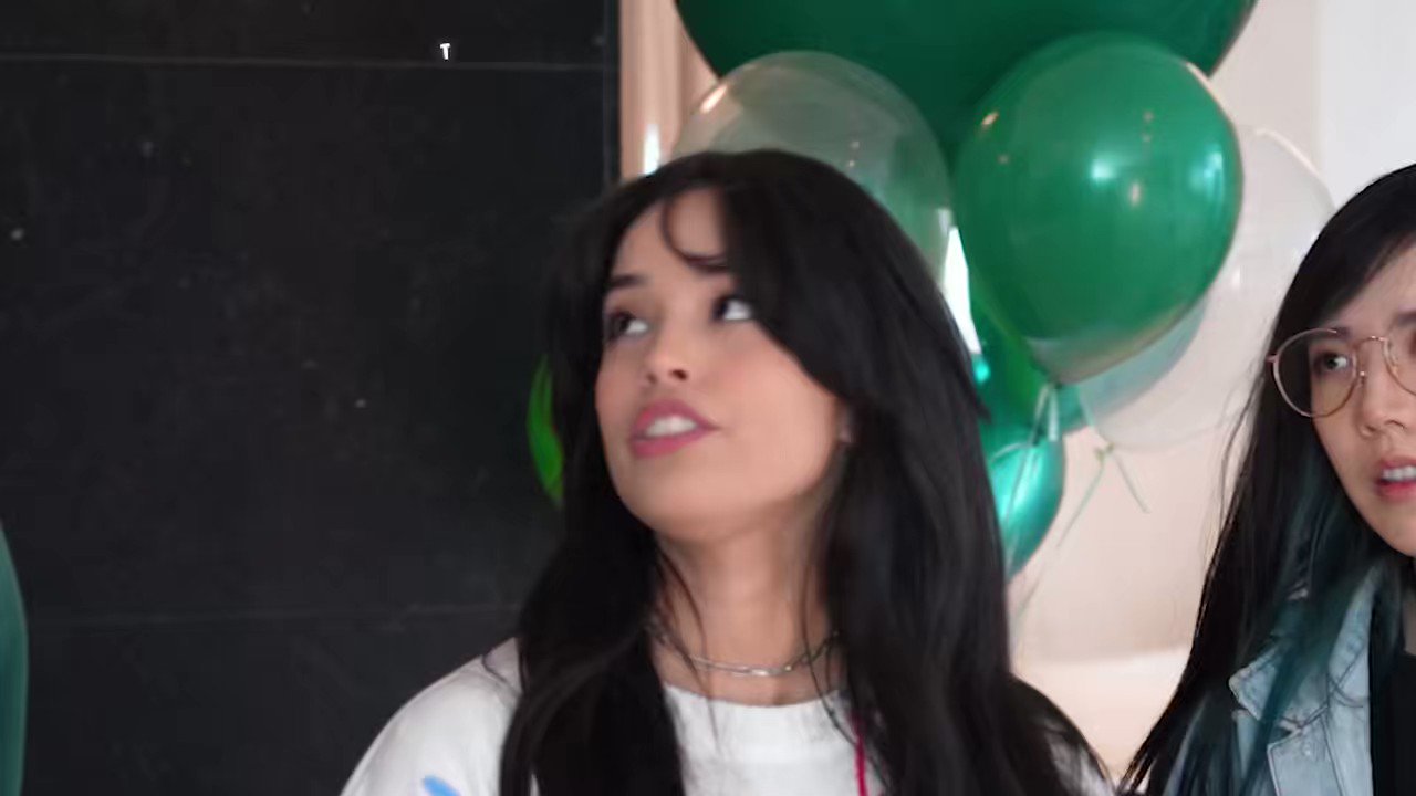 RAE on Twitter: "New YouTube videoooo WHAT’S IN THE BOX FT. @hasanthehun @TinaKitten @LilyPichu ...