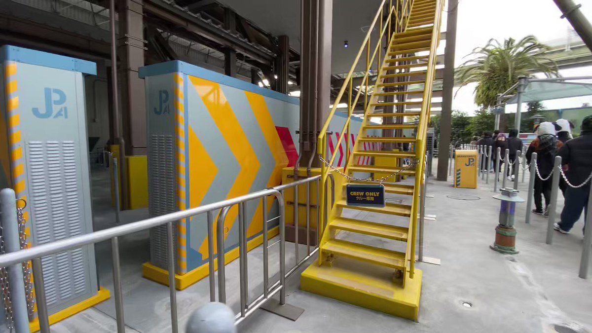 USJ情報局 L.C.A.STUDIOS on Twitter: "RT @LCASTUDIOS_USJ: 新ロッカーですが、昨日まで無地だった裏面に、矢印の模様が加えられてました てかこの ...