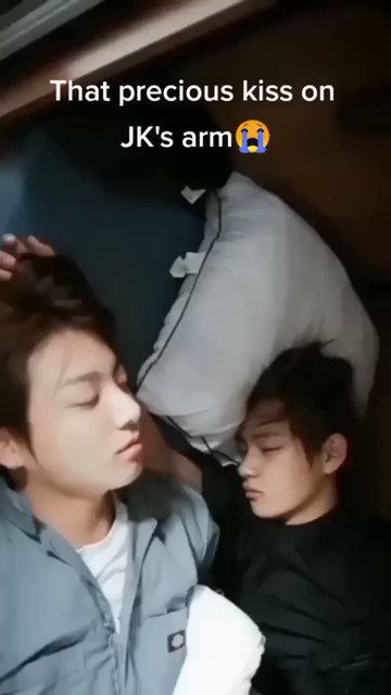 Music Mundial Multimedia On Twitter Video Of Bts Taehyung Kissing