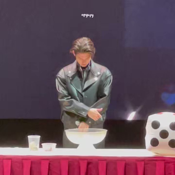 CursedFangirls★彡 on Twitter: "RT @_opywpy_: Win輸了之後，Bright突然認真看起遊戲道具😂 #ShootingStarInTaipei # ...