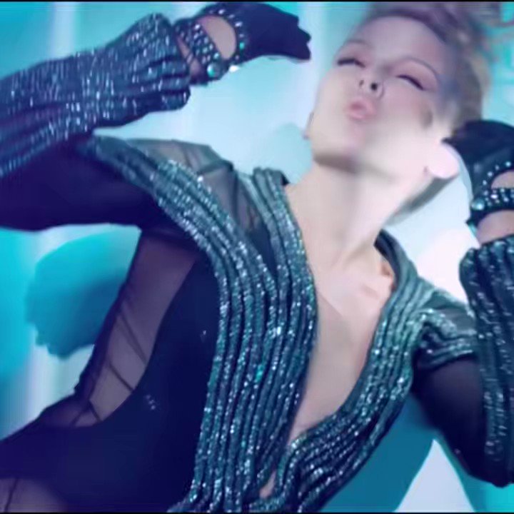 Minogue Updates On Twitter kylie Minogue Get Outta My Way minogue-updates-on-twitter-kylie-minogue-get-outta-my-way