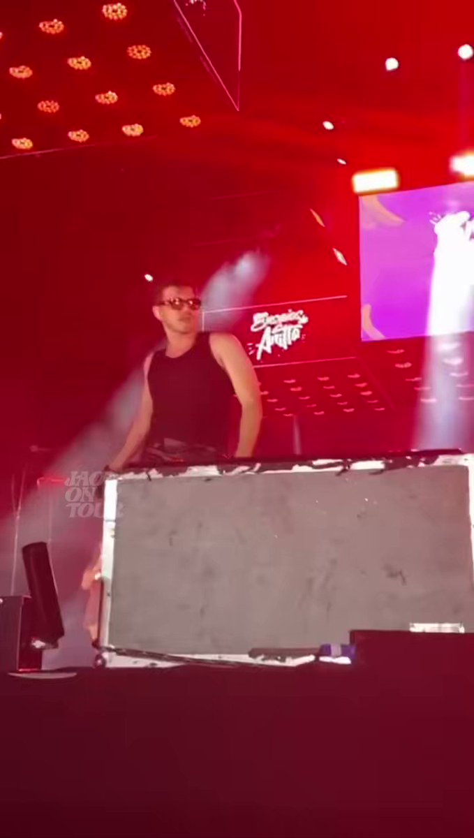 duds. on Twitter: "RT @jaoontour: Jão cantando "Vou morrer sozinho" hoje no 'Ensaios da Anitta ...