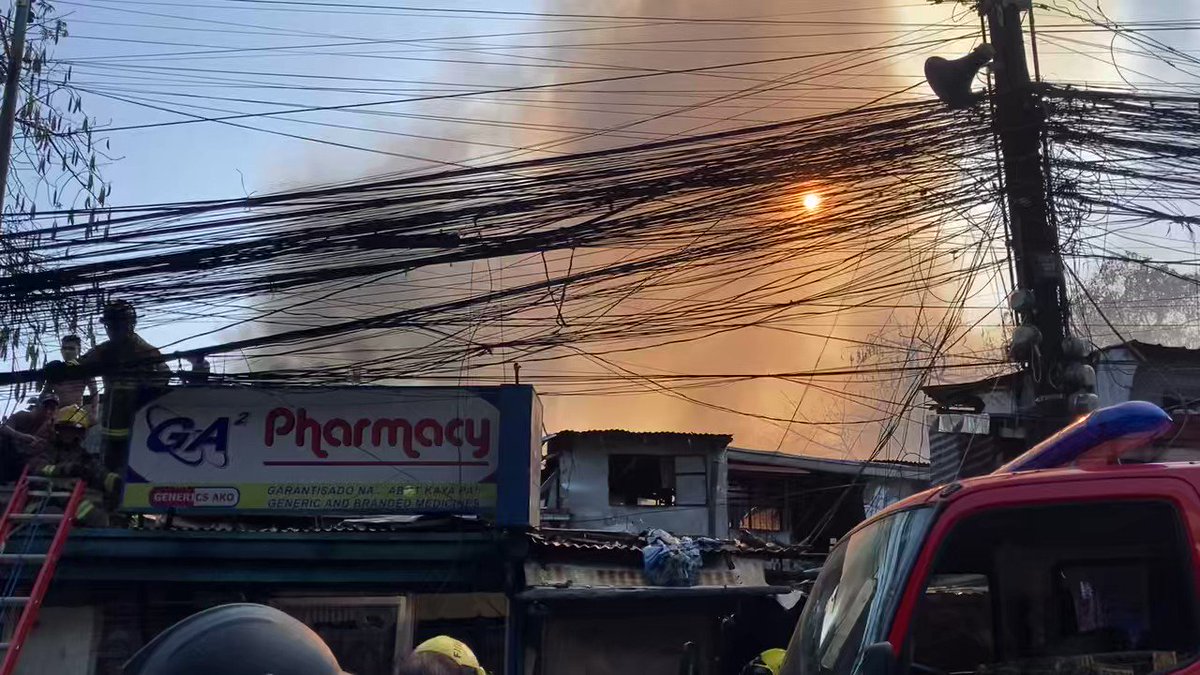 DZBB Super Radyo on Twitter: "WATCH: (As of 7:50 am) Sunog sa isang residential area sa Block 32 ...