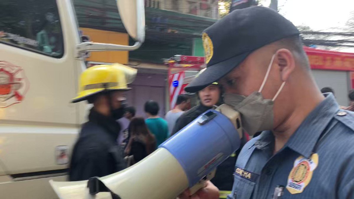 DZBB Super Radyo on Twitter: "WATCH: Pinakiusapan na ng mga pulis ang mga usiserong residente na ...