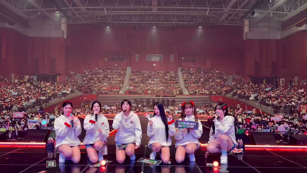 IVE OFFICIAL on Twitter: "📸 IVE THE FIRST FAN CONCERT DAY 2 👑 약속의 아이팅 🤙 #IVE #아이브 #ThePromQueens"