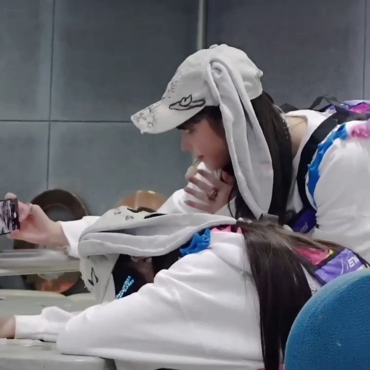 h. on Twitter: "not haerin taking selcas with sleepy minji https://t.co/CZcCFQezCd" / Twitter