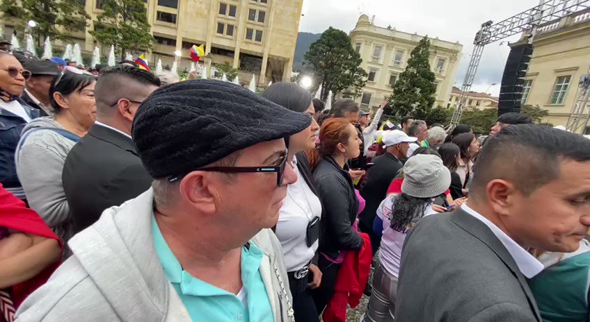 Rodrigo Londoño on Twitter: "En las calles defendiendo los derechos del pueblo. La salud no es ...
