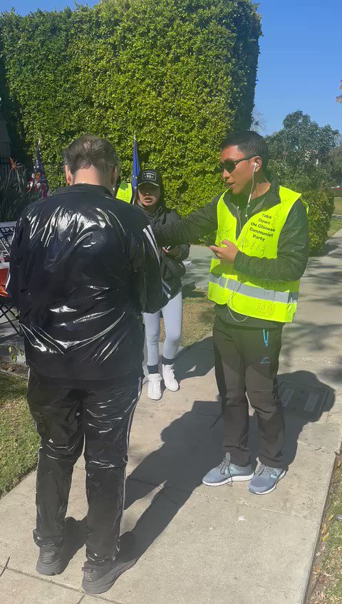 静心🍀 On Twitter 【洛杉矶盘古农场】比佛利山庄自发抗议第86天： 一个路人路过停下来看我们的宣传海报 ，文d 和金哨子告诉路人中共间谍单伟建就住在对面，并派发了我们的抗议宣传册。 