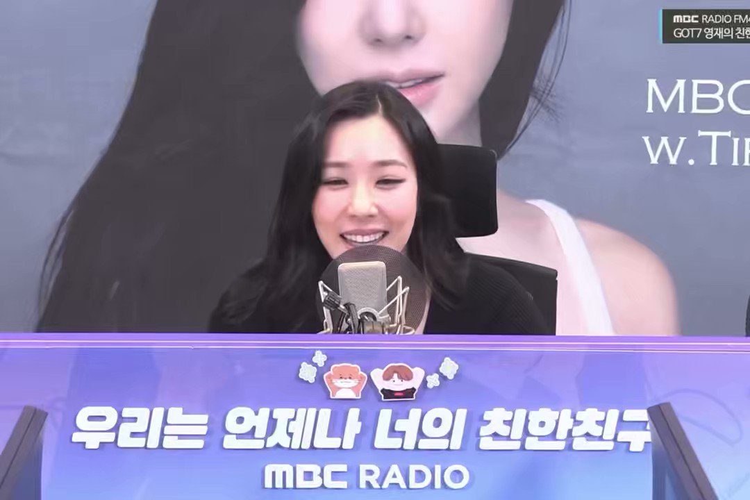 제 인생의 피크타임은 소녀시대 15주년 팬미팅 때 언니들이 딱 실루엣으로 등장하던 그 순간 같아요 9살 때 입덕해서 24살 되도록 한 번도 콘서트 가보지 못한 게 한이었는데