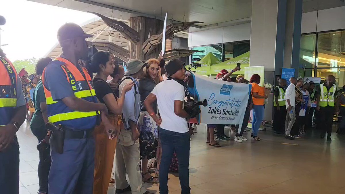 SABC News on Twitter: "RT @Leko3: #sabcnews Police trying to manage the crowd waiting for Zakes ...