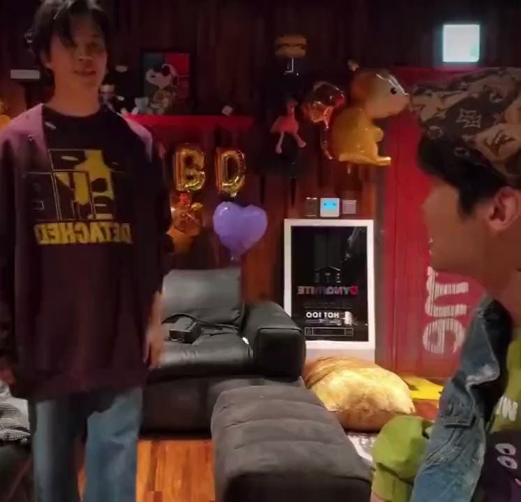 withyou찌민💛💜VIBE on Twitter: "RT @KKYUL_JIMIN13: 와..내 첫팝 인생곡에 섹시춤이라니🤧 나오늘 못자겠구나😭😳 ️‍🔥 #VIBE ...