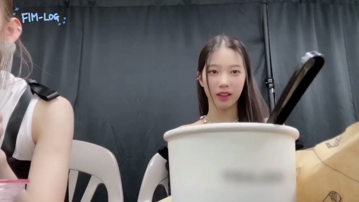 َ on Twitter: "RT @radian_wizone: KAZUHA pretending to take a bath in soup 😂 YUNJIN is loving it~ 🤣"