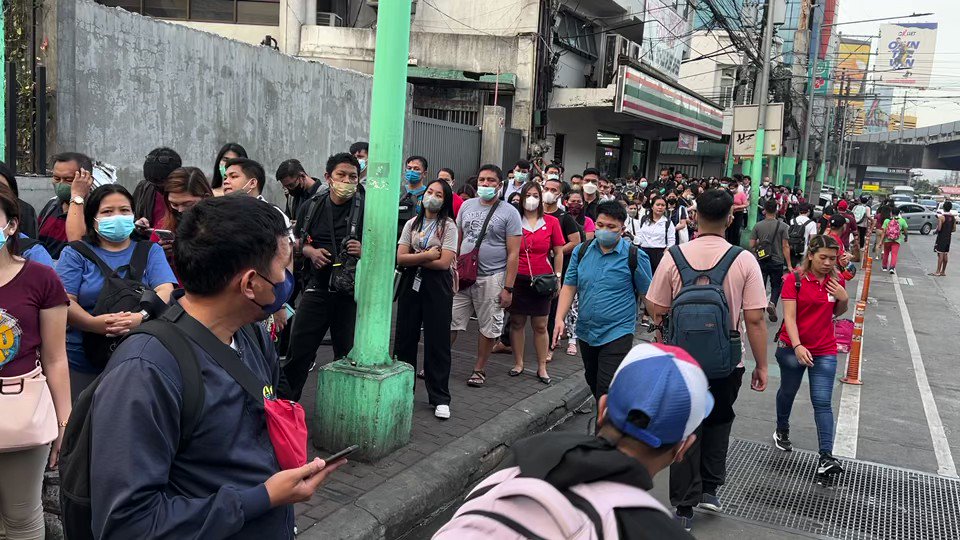 DZMM TeleRadyo on Twitter: "PANOORIN: Mistulang blockbuster ang haba ng pila ng mga commuter sa ...