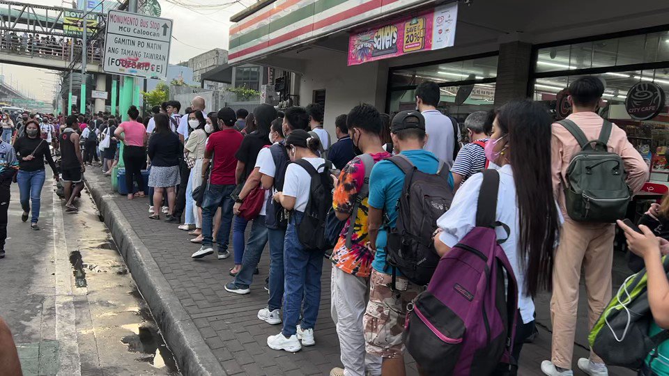 DZMM TeleRadyo on Twitter: "PANOORIN: Mistulang blockbuster ang haba ng pila ng mga commuter sa ...