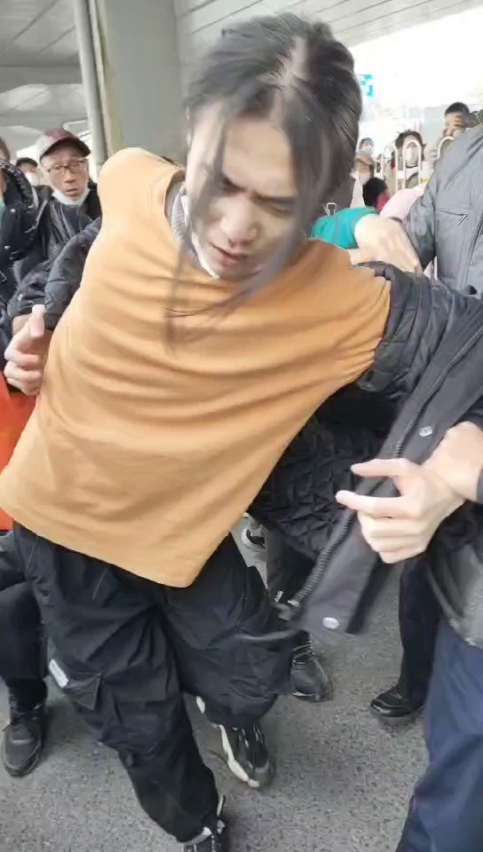 俄爹再爱我一次 On Twitter 共产党杀人了
