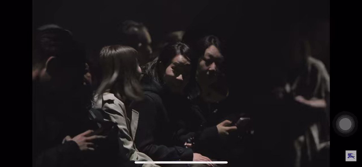 CursedFangirls★彡 on Twitter: "เจ้าเด็กพาคุณแม่เข้าไปดูด้วยเหรอนี่ย~ #Burberry @Burberry # ...